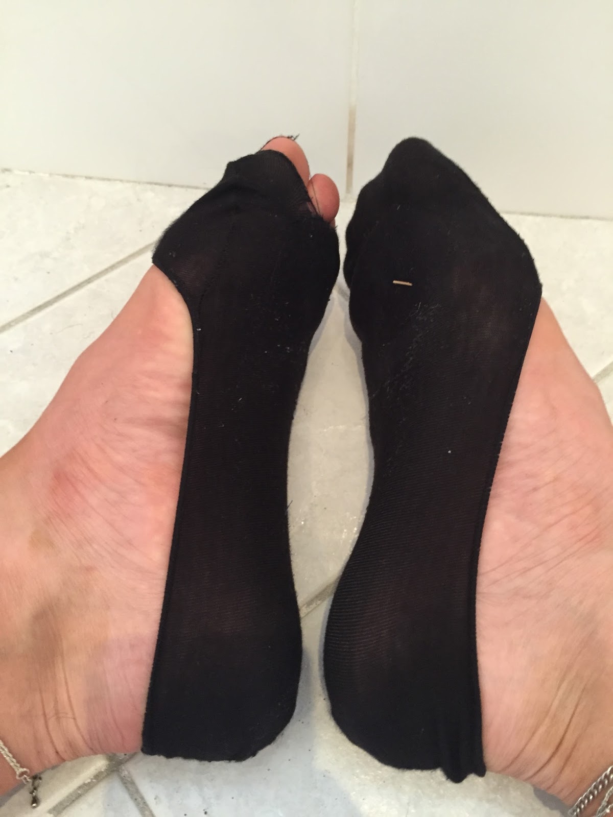 Briddys Feet: Stockings, sockettes, socks, and barefeet PART 1