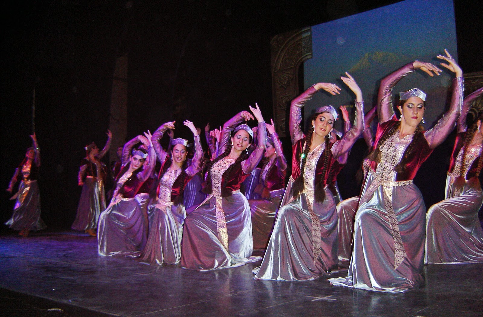Prensa Armenia: Festival de danza armenia en la calle Corrientes