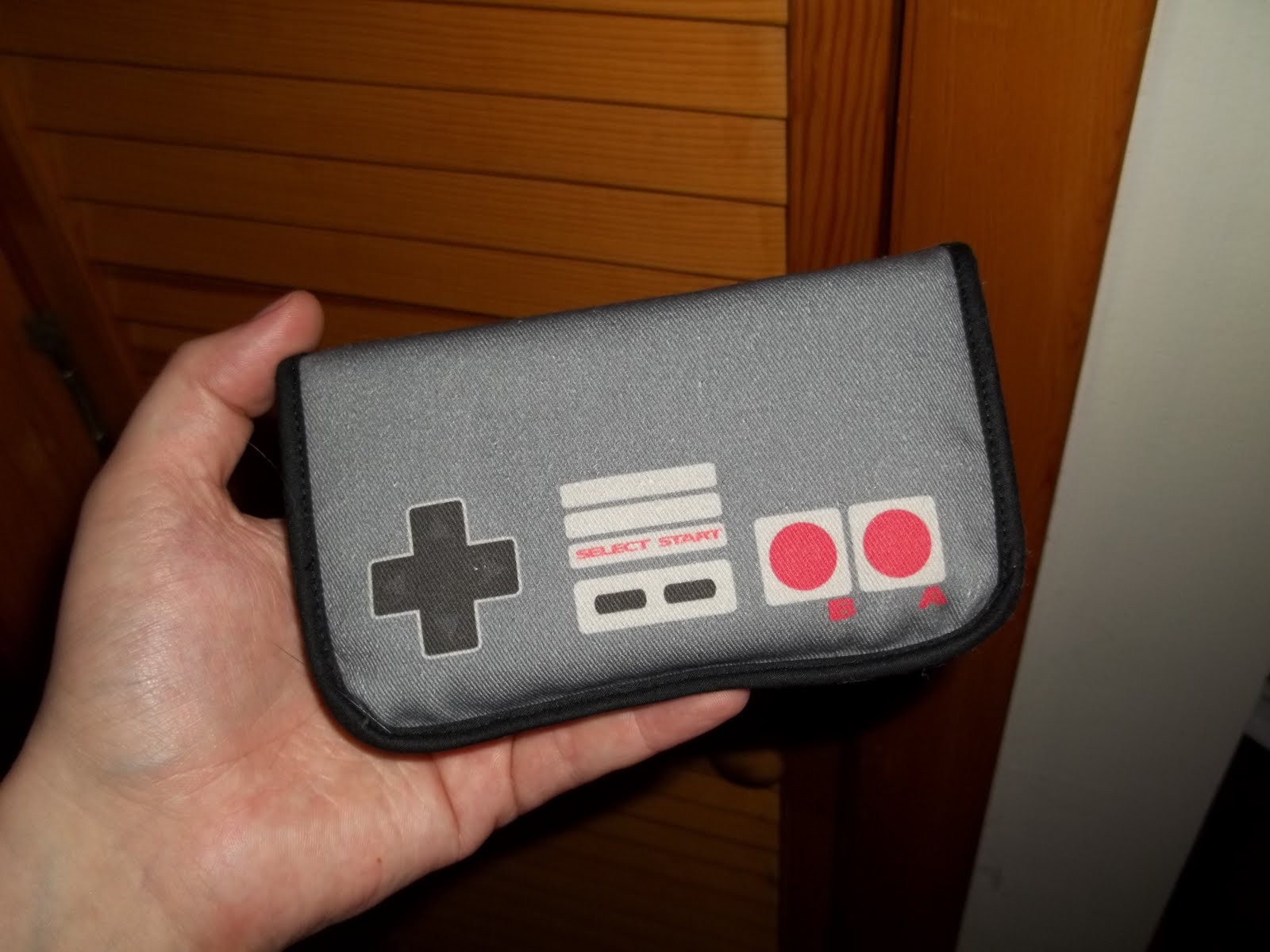 pixelated palace: REVIEW: Custom Nintendo 3DS case by whataboutki