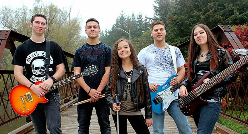 Motion Device: menina de 11 anos detona cantando clássico do Iron Maiden!