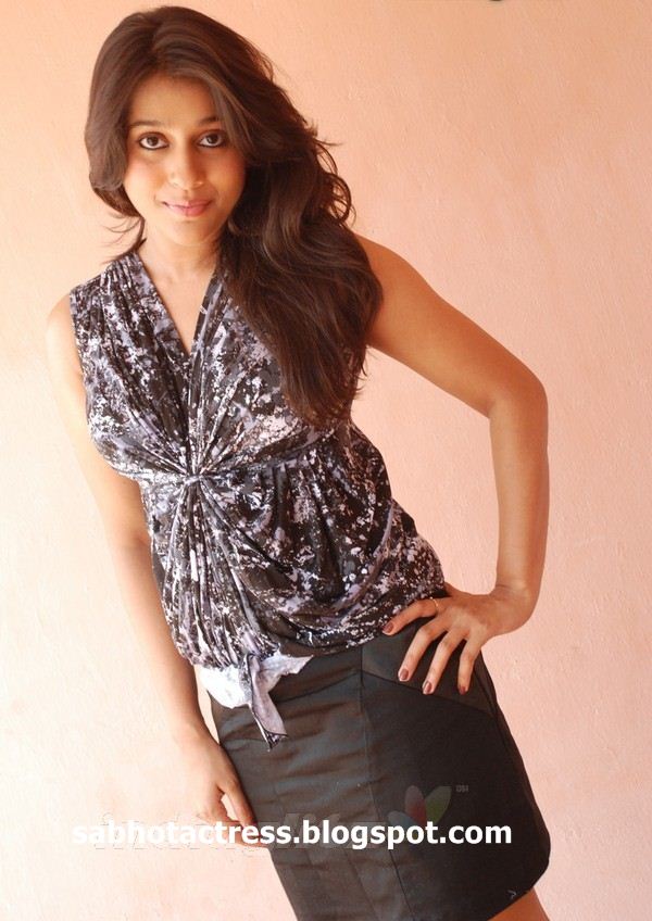 Bhavana Actress Hot: Rashmi Gautam Hot Navel And Armpit Show in Saree ...