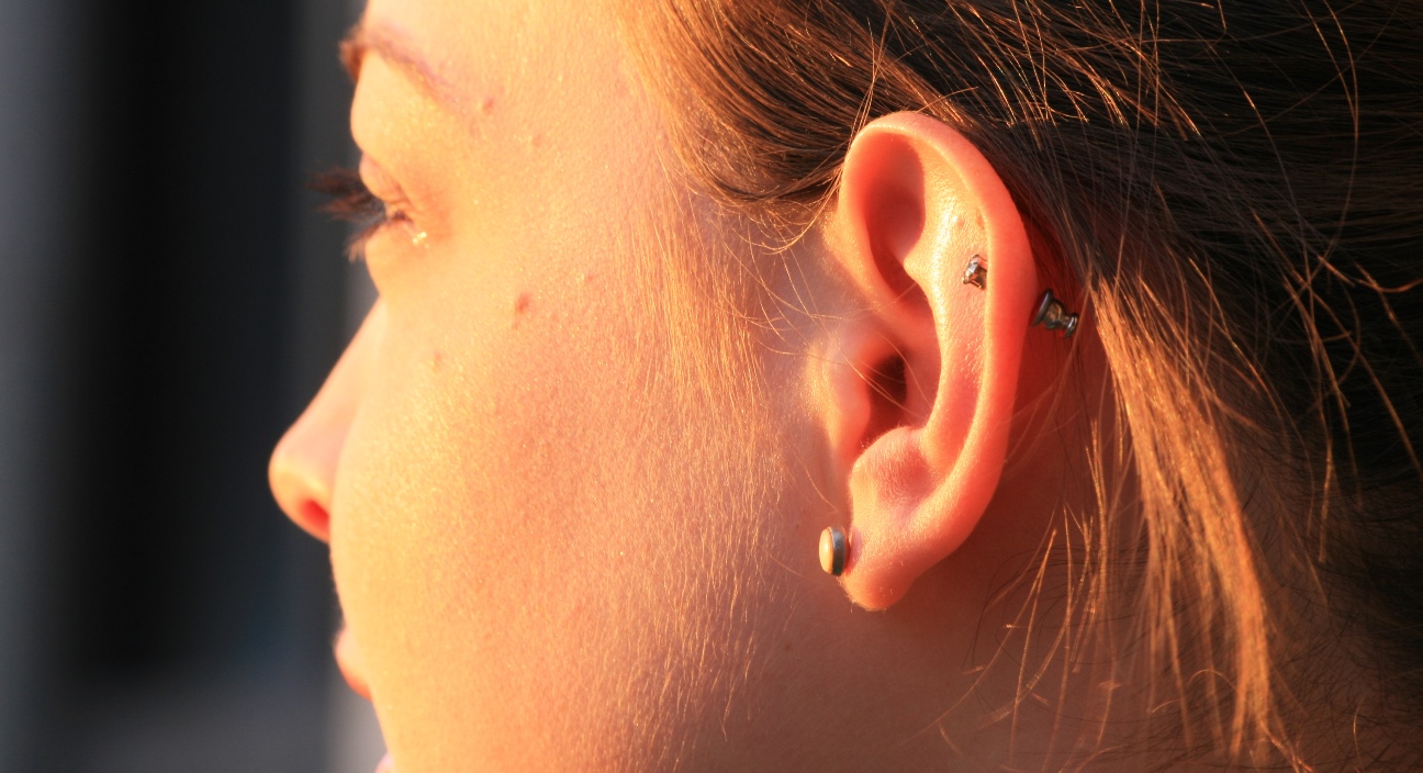 Zumbido en el oído es síntoma inicial de sordera