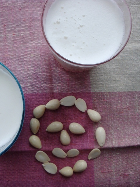 meklējot priekus: mērcētas mandeles