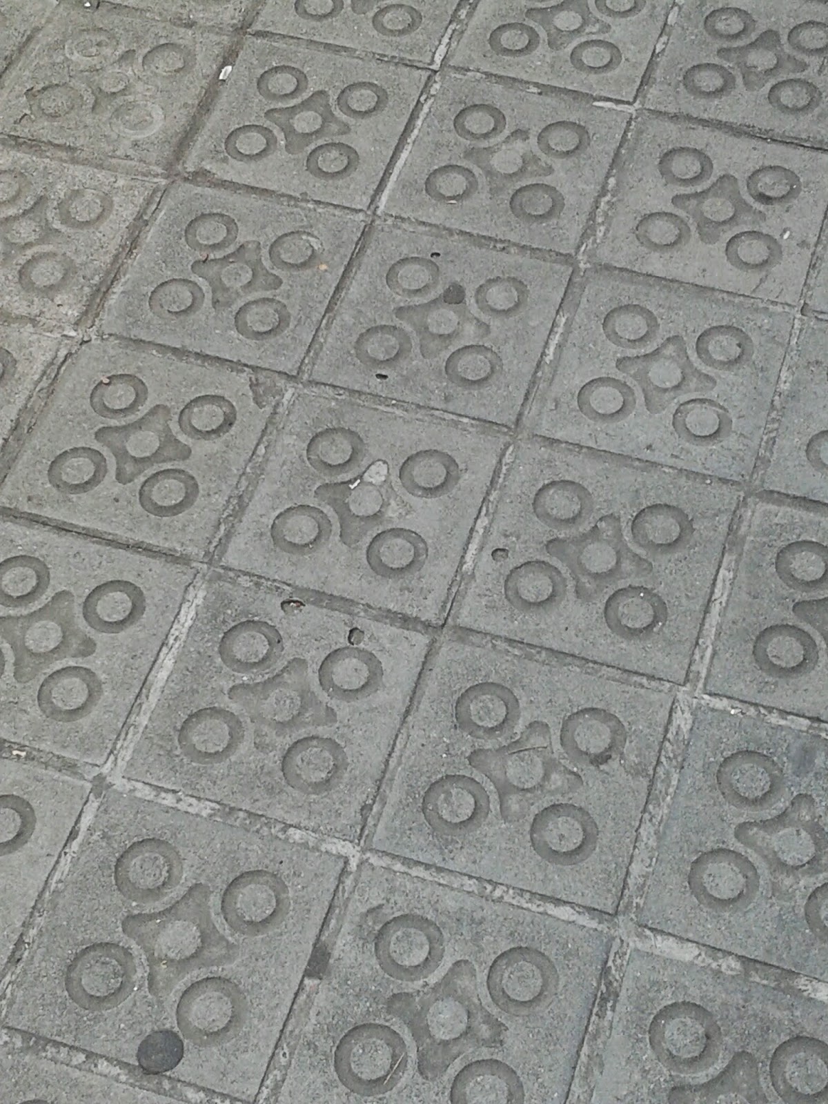 BARCELONA SECRET: Barcelona at your feet: pavement tiles (panots)