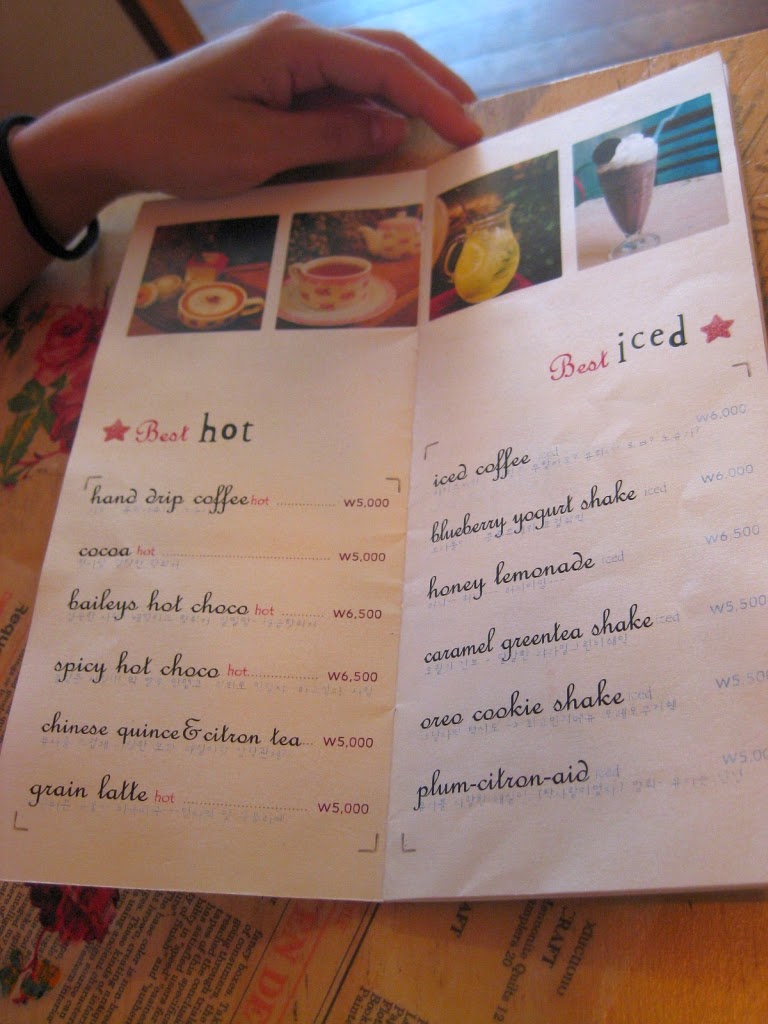 Dwaeji In Seoul: Princess Diary Cafe (wedding dress cafe), Edae