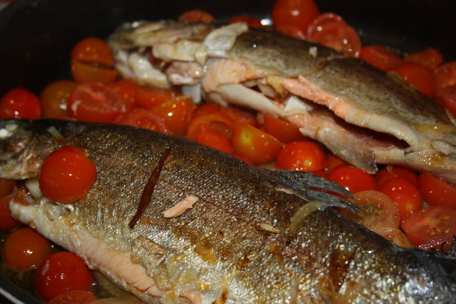 lulu love food and photo: Trofte, domate qershize, qepe e hurdhera :D