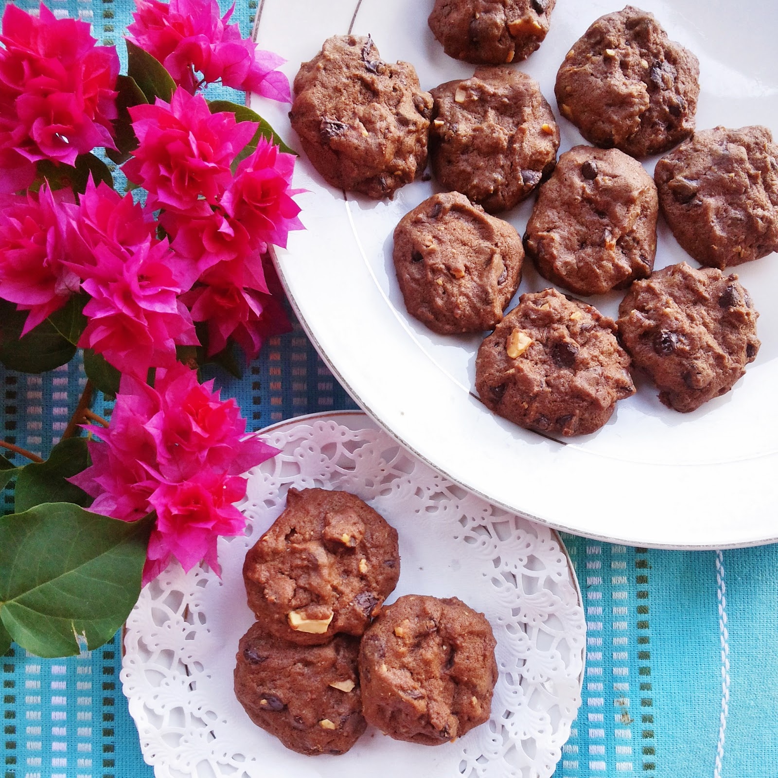 Jess-KITCHEN-Lab: "Famous Amos" Chocolate Chips & Almond Cookies