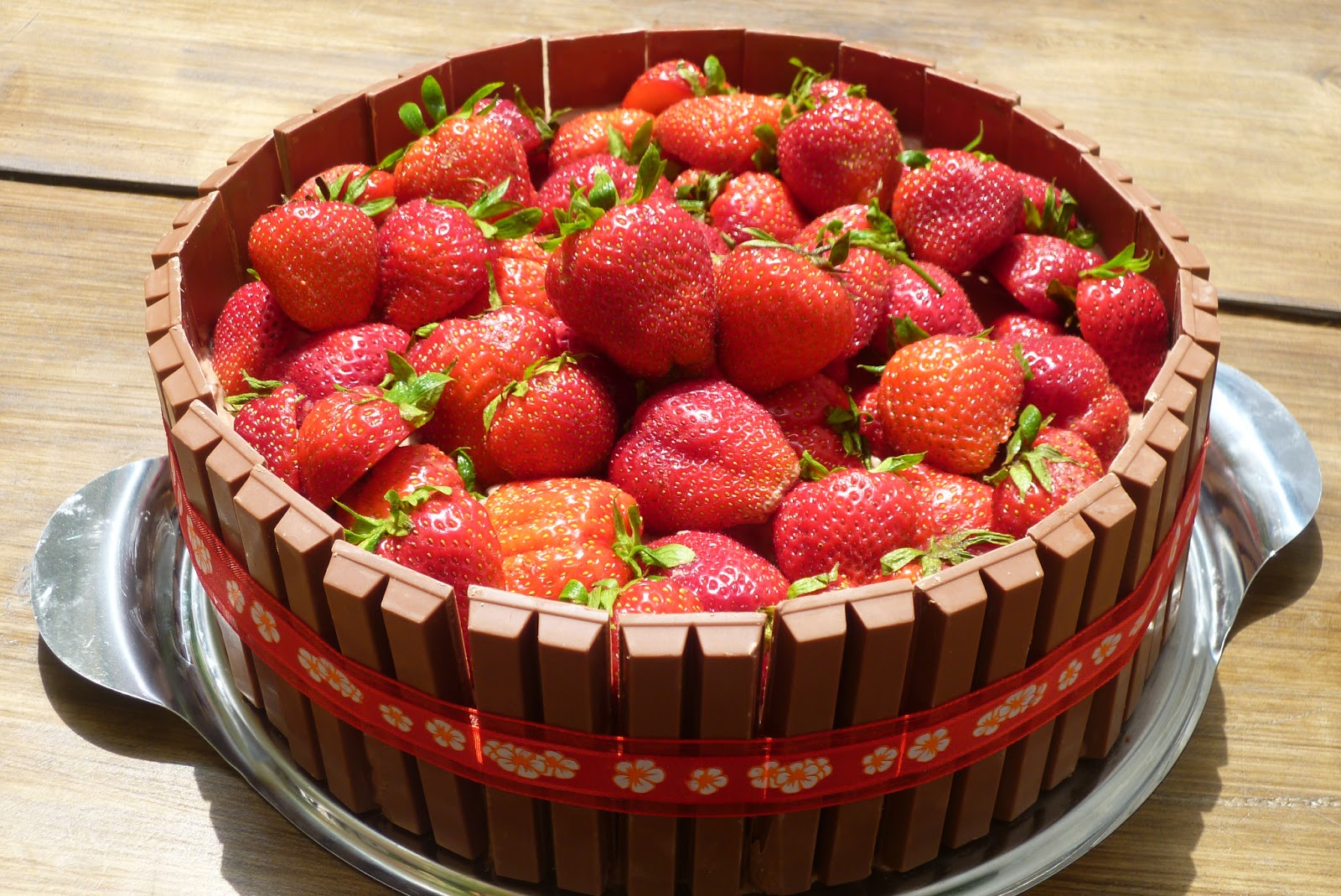 Blond Baking Beauty: Cokoladovo - cokoladovy dort s jahodami