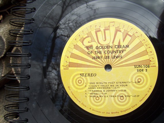 Ascendidamente: Upcycle: LPs que viram cadernos e relógios