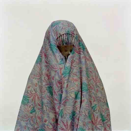 ArtHouse: Shadi Ghadirian - #10 (Like EveryDay Series) | 5 Pieces Gallery