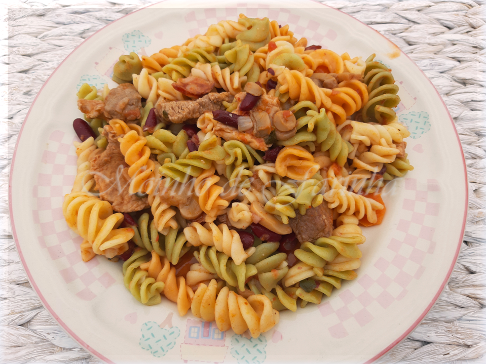 Moinho De Farinha: Fusilli tricolor com carne e cogumelos