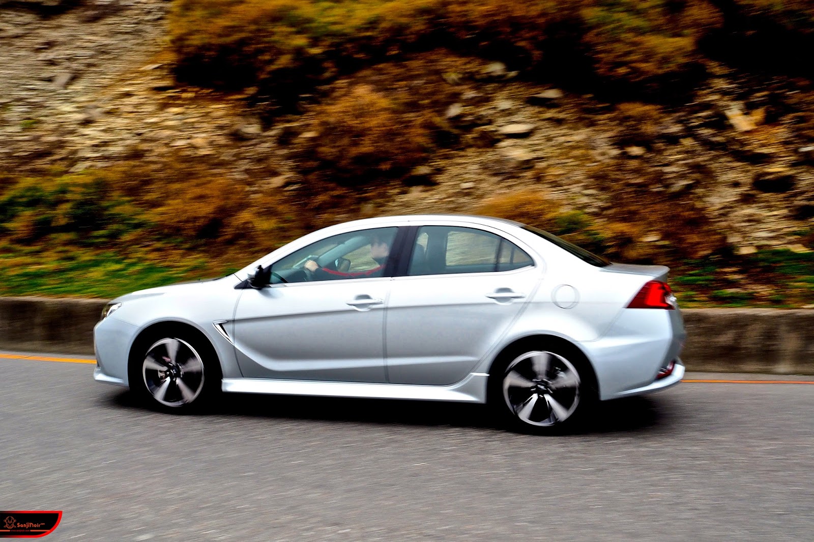 開箱試駕｜2017新規格！三菱Grand Lancer攻頂評價