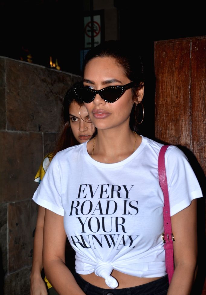 Indian Hot Model Esha Gupta Seen In Mumbai's Bandra Without Makeup Face