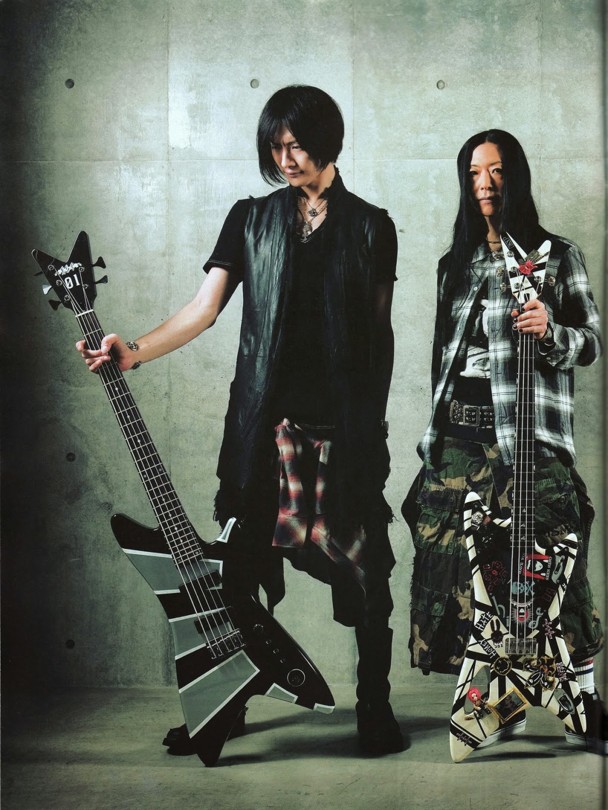 TOSHIYA(DIR EN GREY) e IKUZONE(DRAGON ASH) - BASS ~ Junho de 2010
