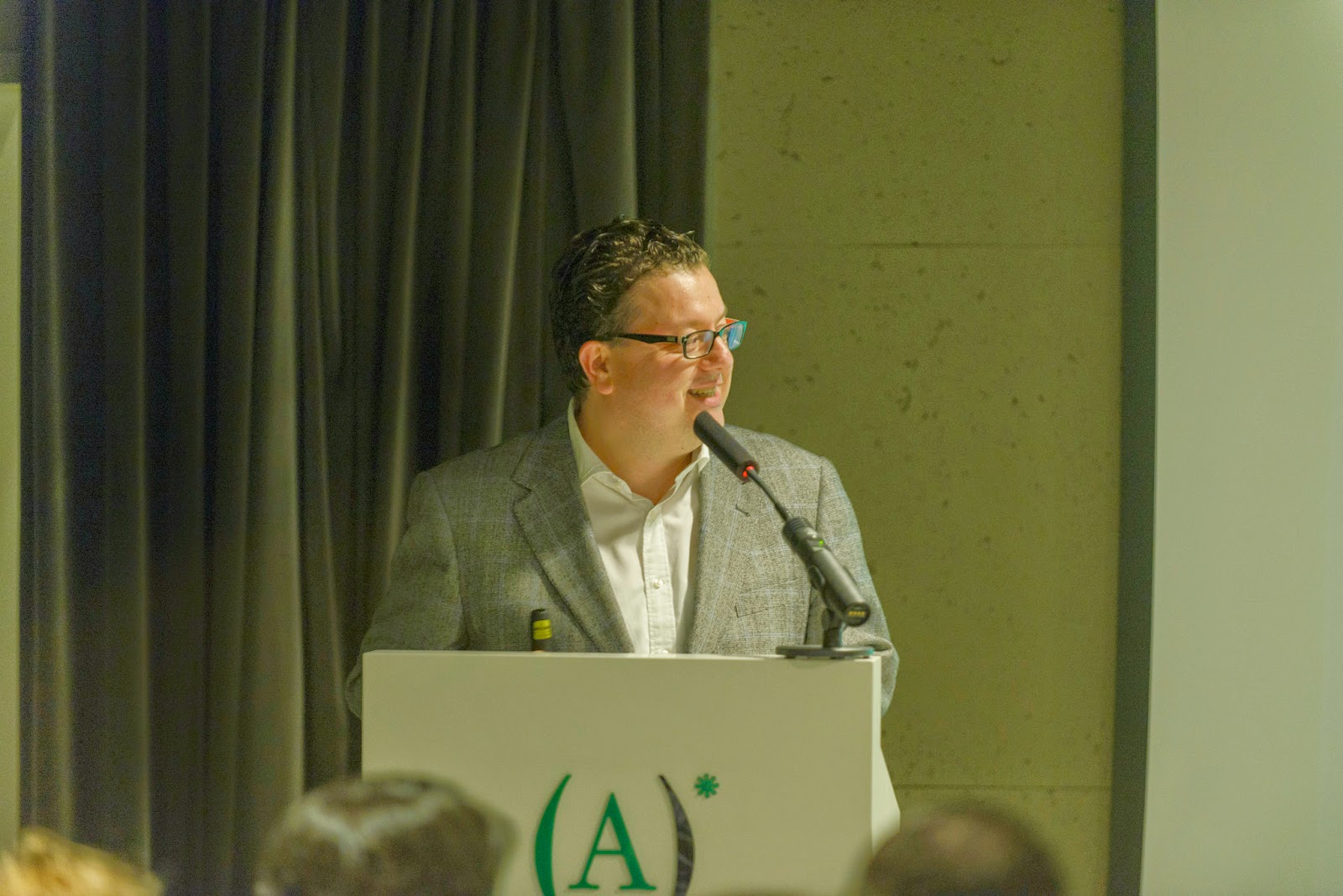 AL ROJO VIVO: ECOS DE LA PRESENTACIÓN DEL LIBRO DE CARLOS MEDRANO