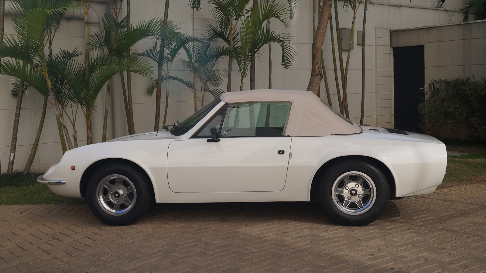 Puma GTS monocromática 80: Detalhes do carro restaurado