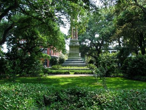 OLDE SAVANNAH: Wright's Square in Savannah