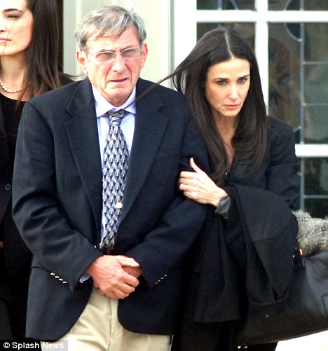 PICTURE BUGS: Demi Moore AA sponsor funeral