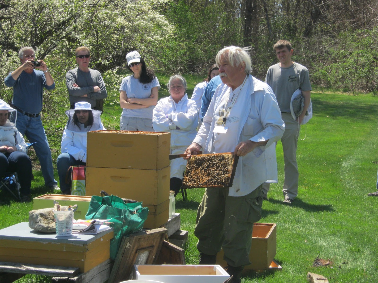 Steven's Bees: First Outdoor Bee Meeting, and a Quick Check