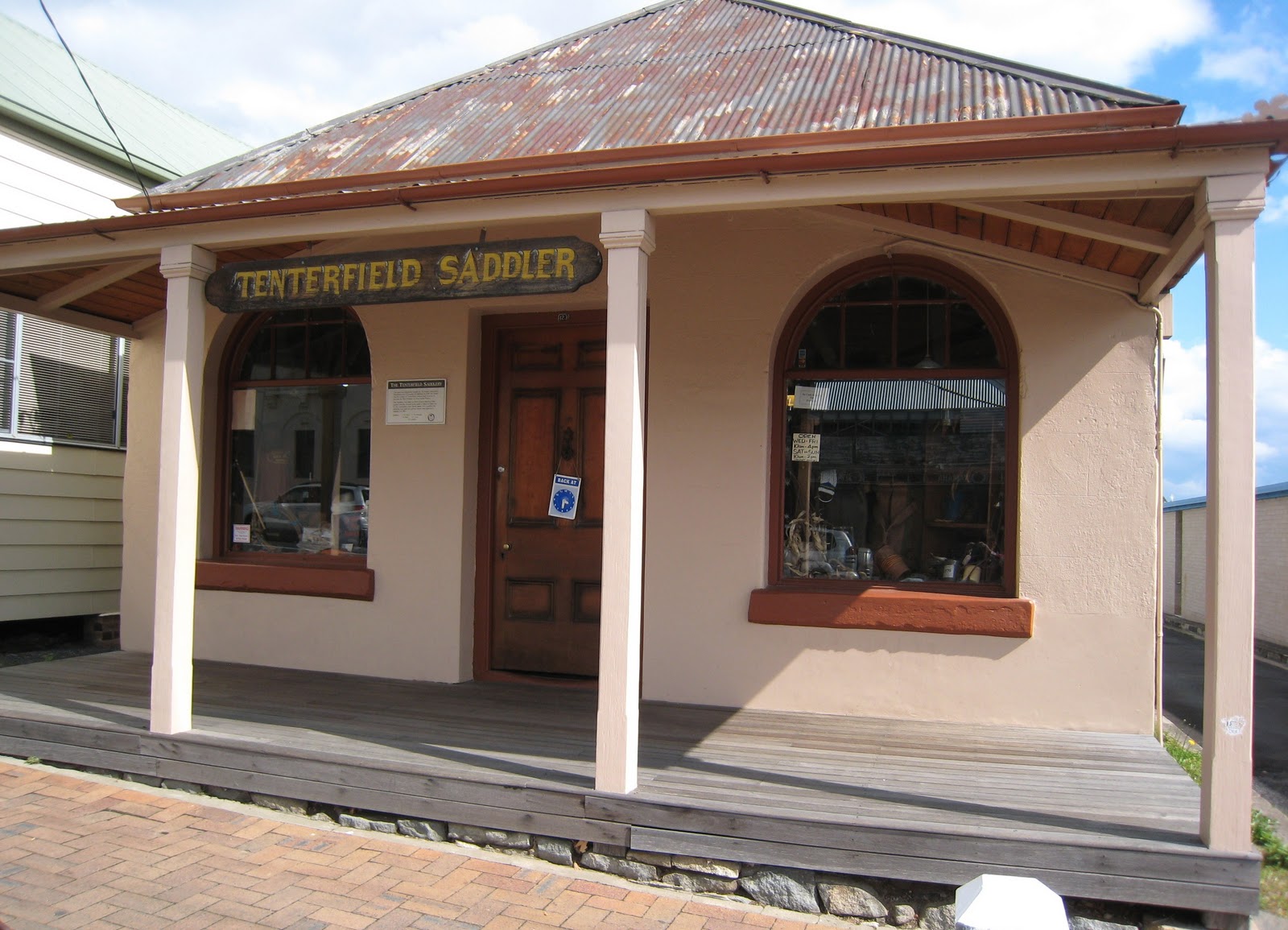 "THE LEYLAND SISTERS": TENTERFIELD - POPULATION: 3,130