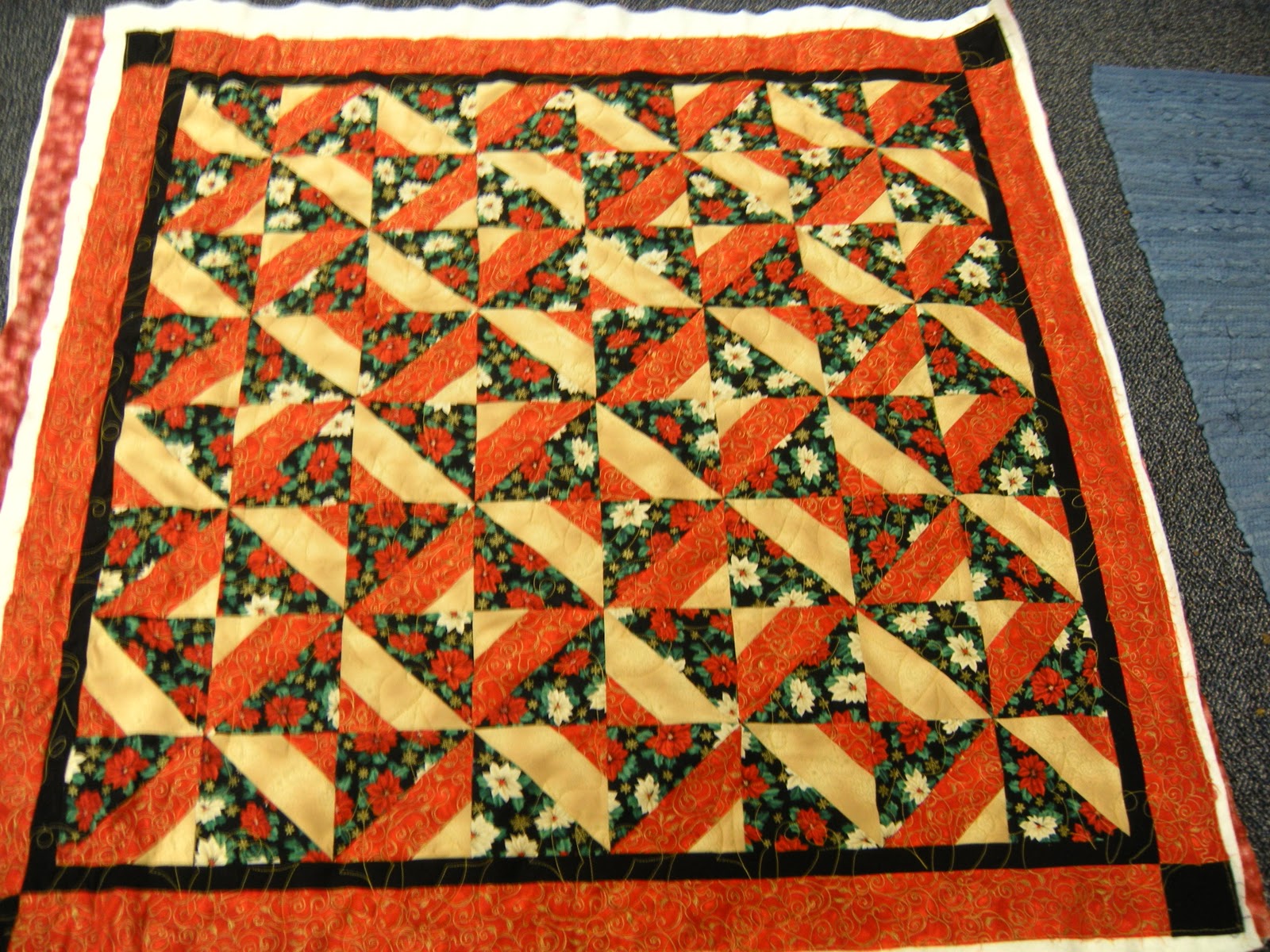 Lou's Quilt'n Corner: Dot's Tube Christmas Quilt