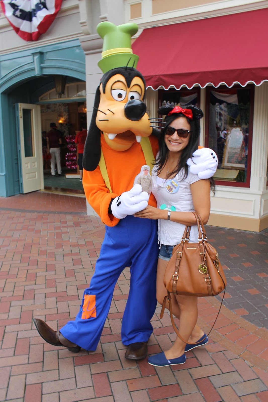 Living In The Moment Getting Your Photo With Characters Disneyland living-in-the-moment-getting-your-photo-with-characters-disneyland