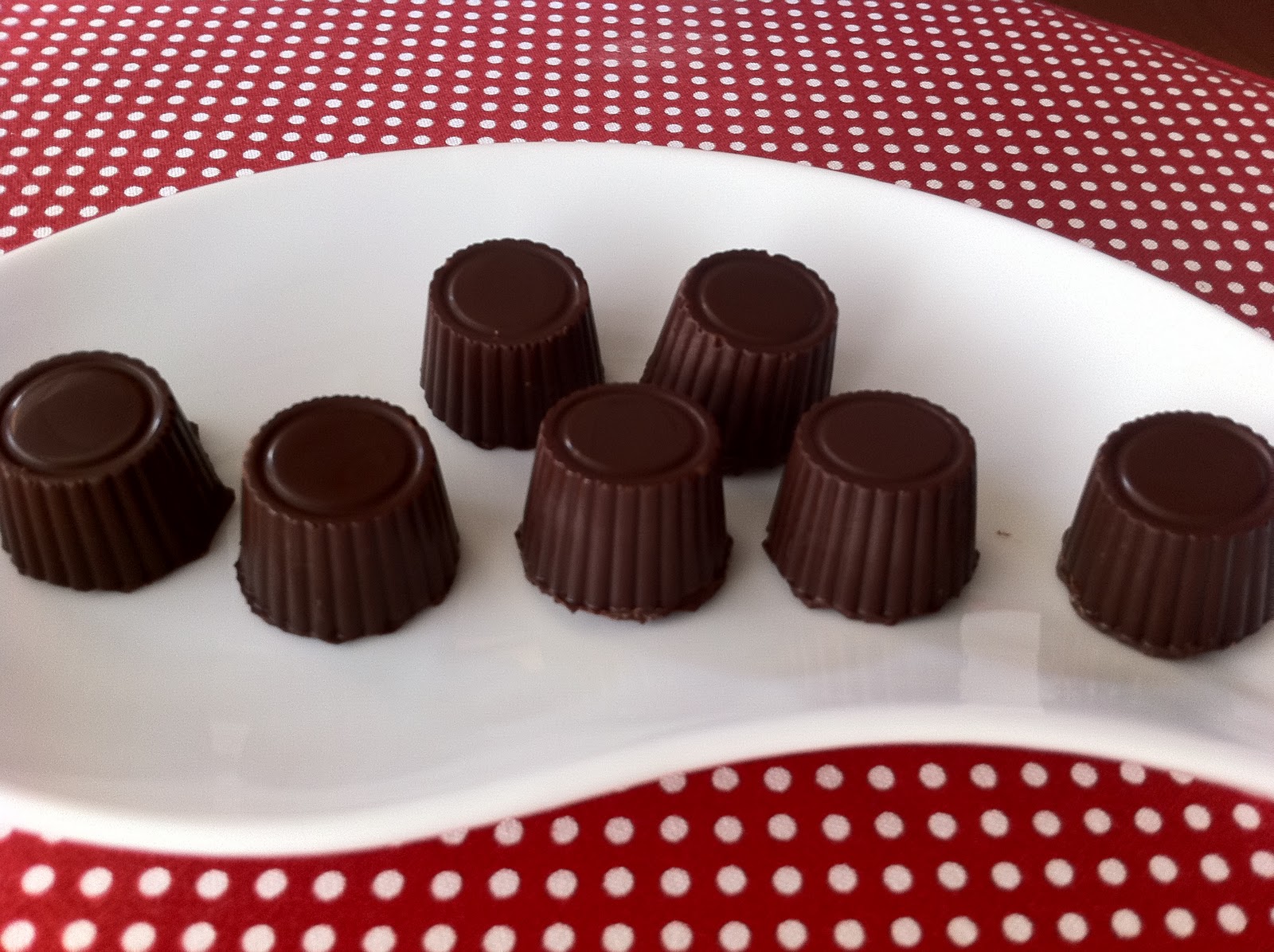 Bombones rellenos de mouse de chocolate blanco y coulis de frutos rojos