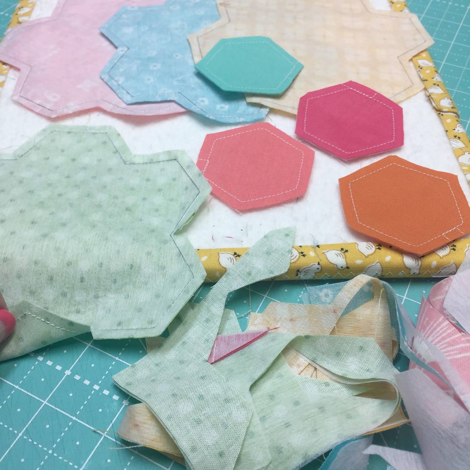 Bee In My Bonnet: Churn Dash and Hexie Flower Block Tutorials!!