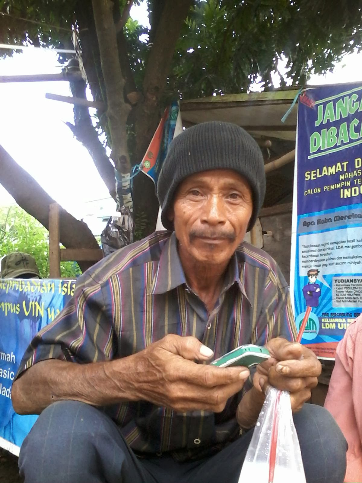 ANGLIPKI KALADANA: Contoh Feature Human Interest