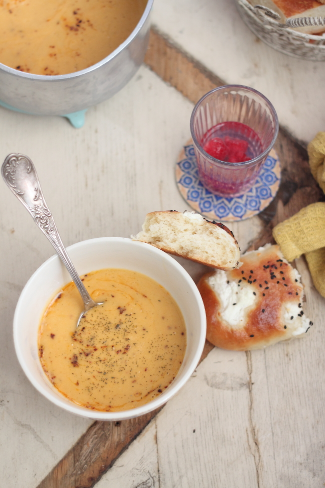 Soupe de lentilles rouges (çorba mercimek) et pain au fromage de chèvre ...
