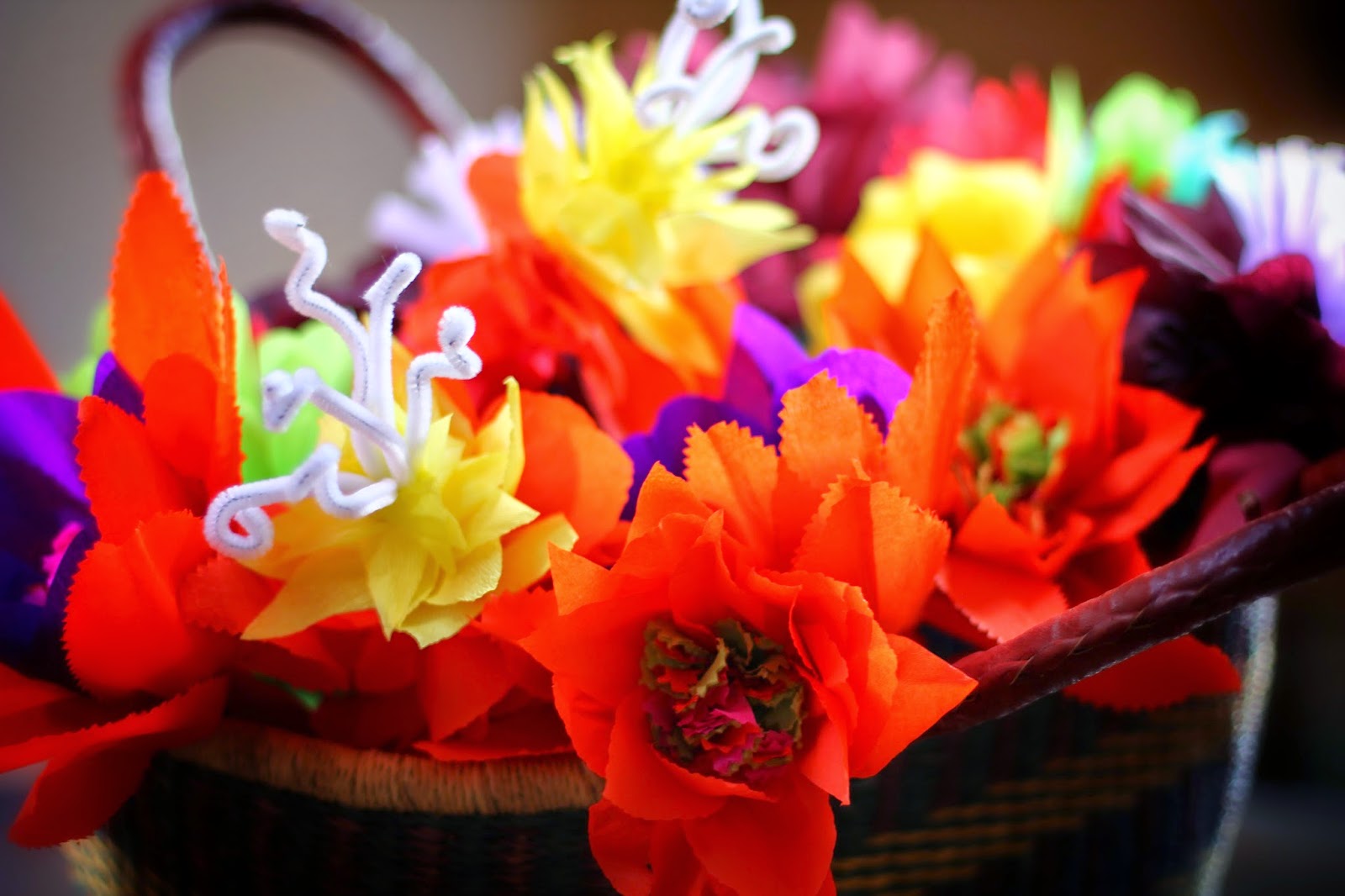 Salvation Sisters: Papel de China: Making A Variety of Paper Flowers