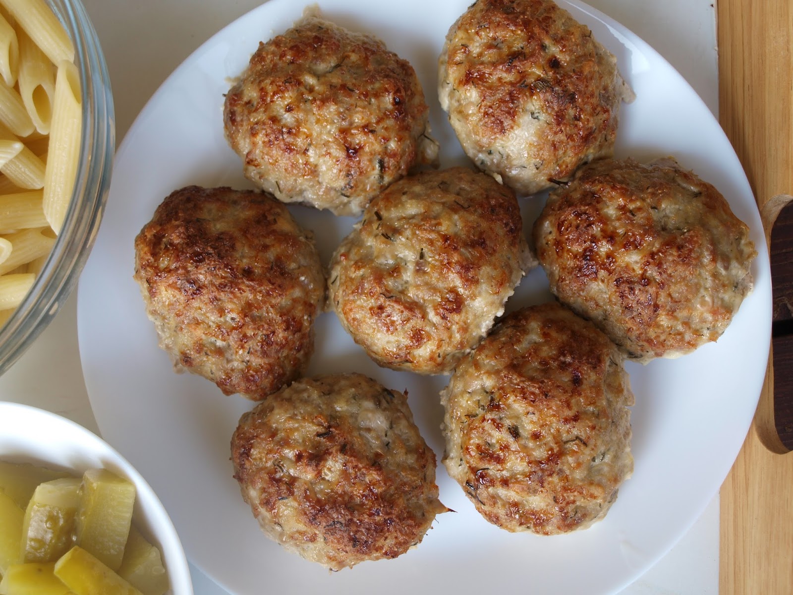 baltoje lėkštėje: Orkaitėje kepti kotletai