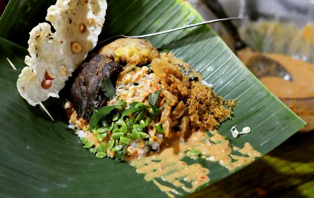 5 Tempat Makan Nasi Pecel Madiun Paling Enak dan Legendaris