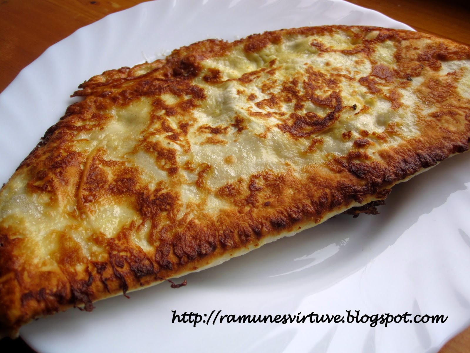 Praktinė magija virtuvėje: Čeburekai su faršu ir sūriu lavaše