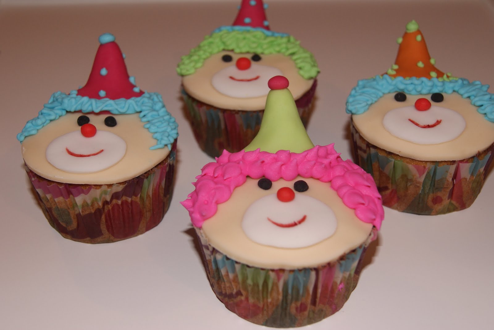 Lucimara Yozia Cake Design: Cap cakes