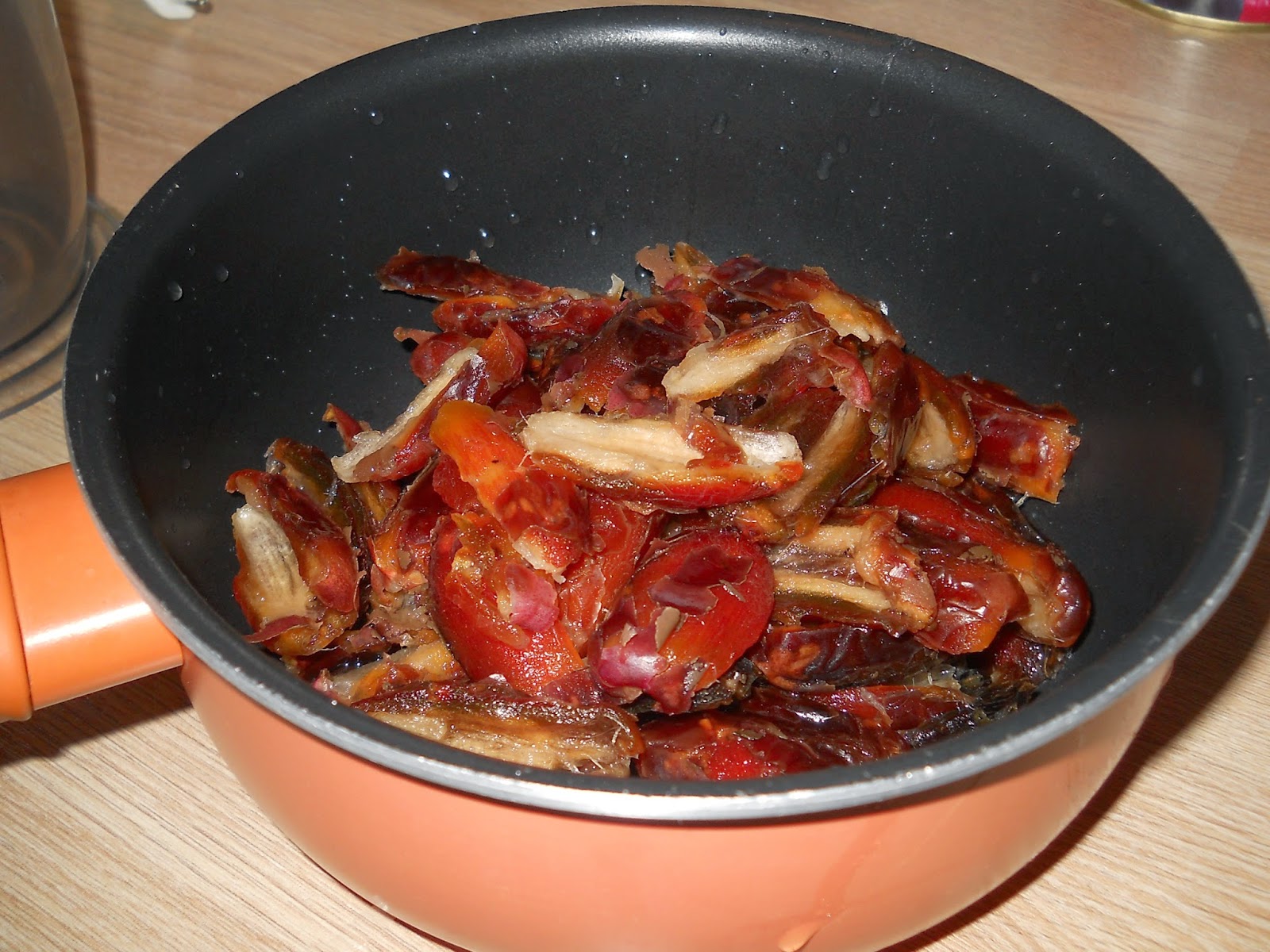 Le boudoir des Akhawettes: Confiture de dattes et graines de nigelle