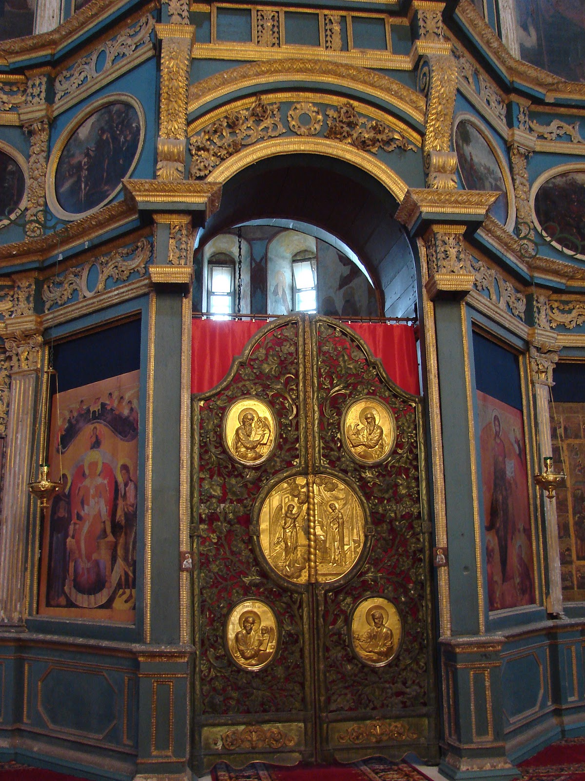 What is the tradition of the Royal Doors? - The Catalog of Good Deeds