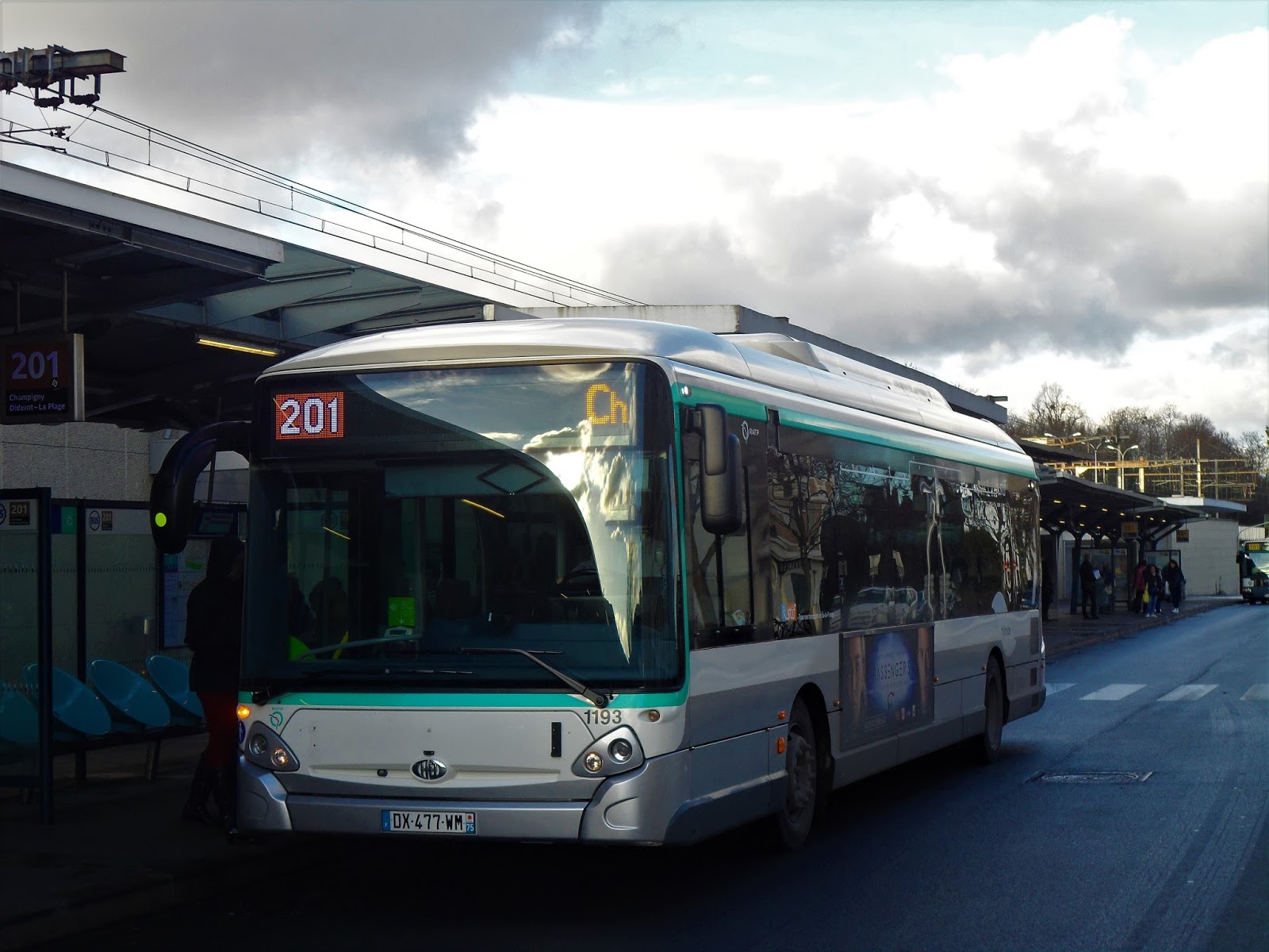 Les lignes de bus RATP 201 (Saint-Maur-des-Fossés) et 396 (Thiais) se ...