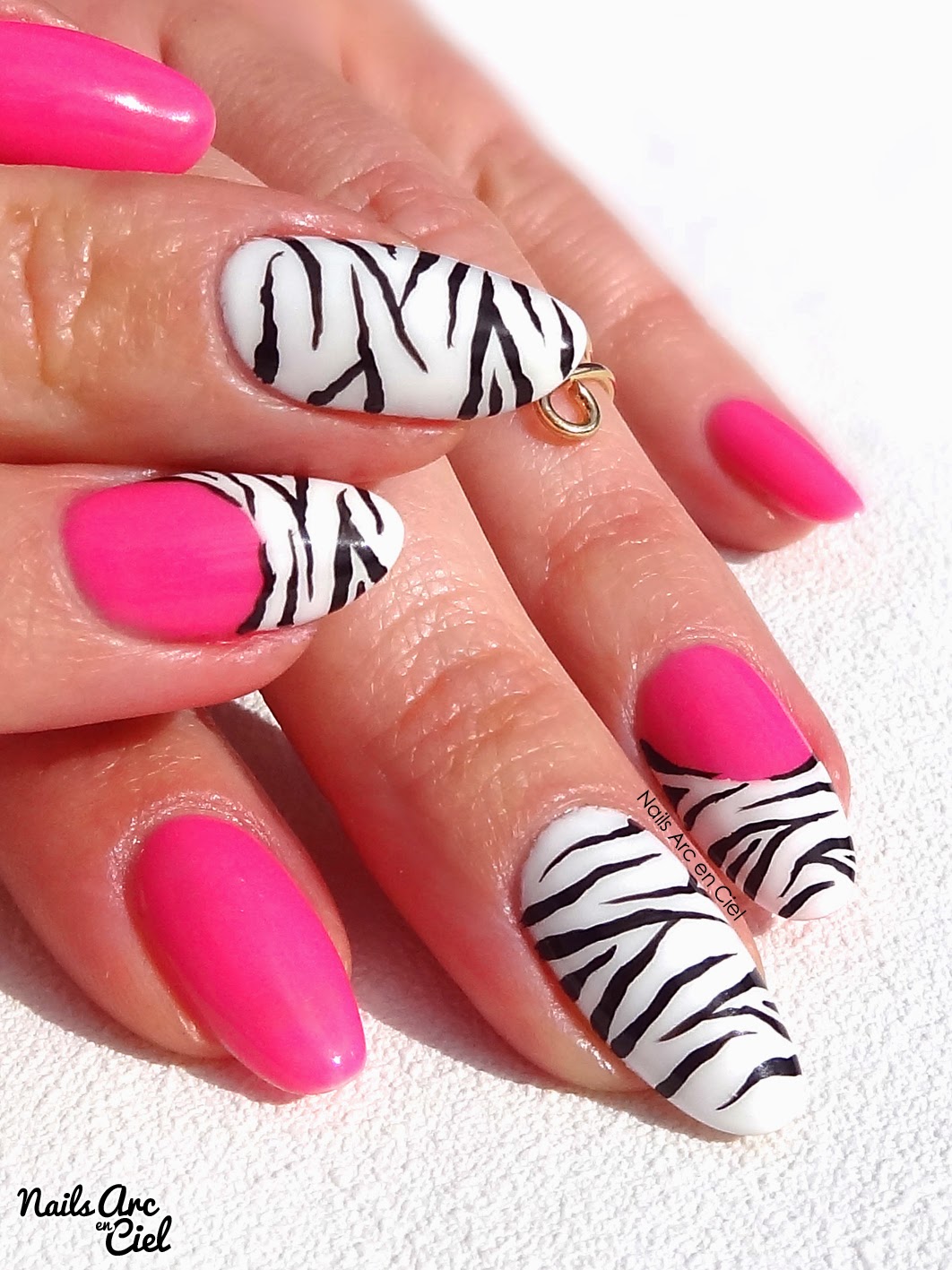 Nails Arc en ciel: Nail art Zèbre et rose fluo été