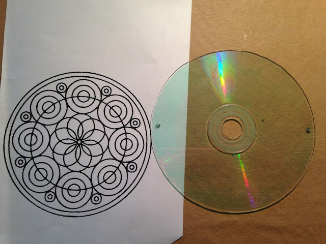 Se limpia el CD y se elige un dibujo para usar como guía.