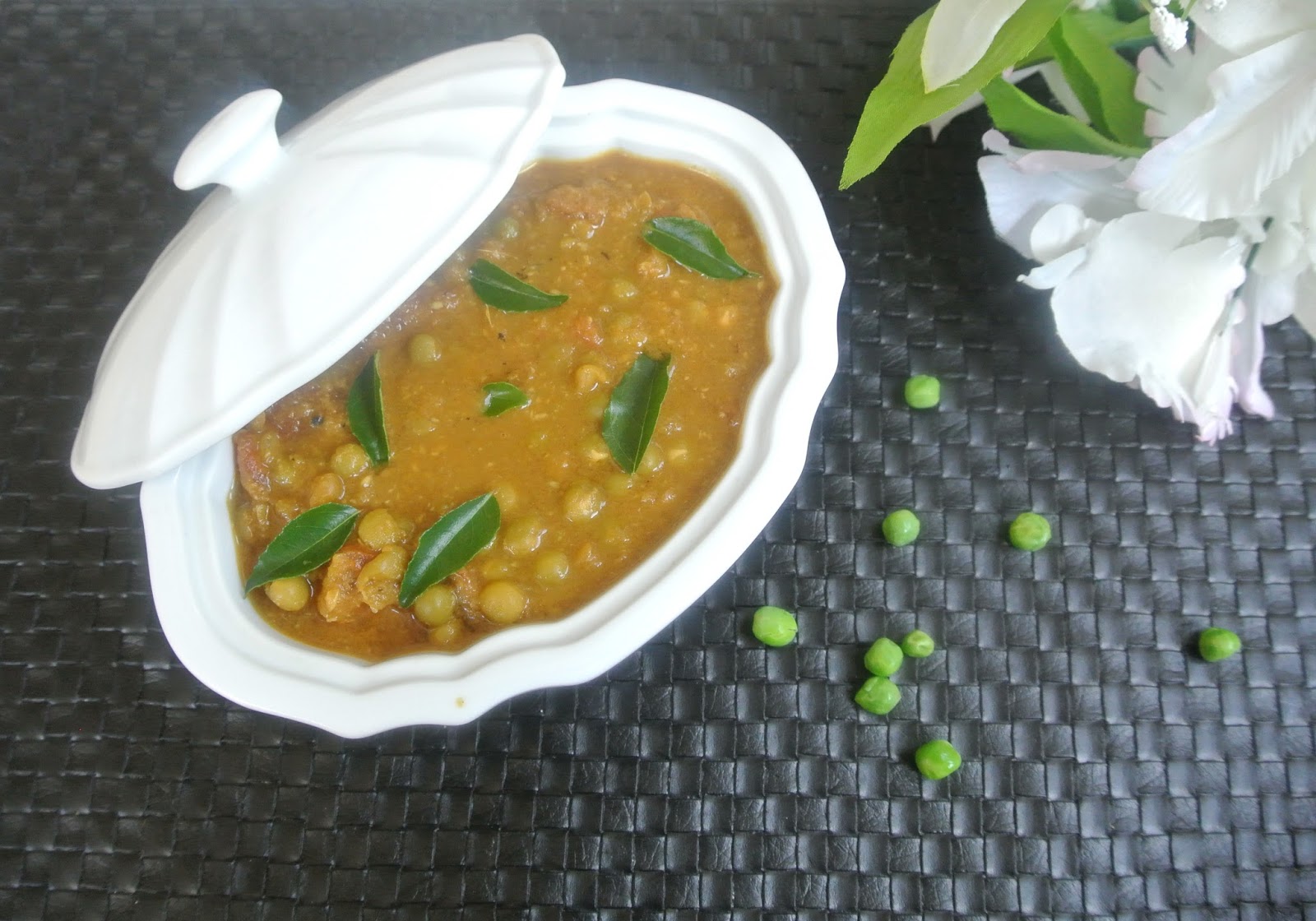 Praba's yummy experiments: Pachai Pattani Kuzhambu / Green Peas Gravy