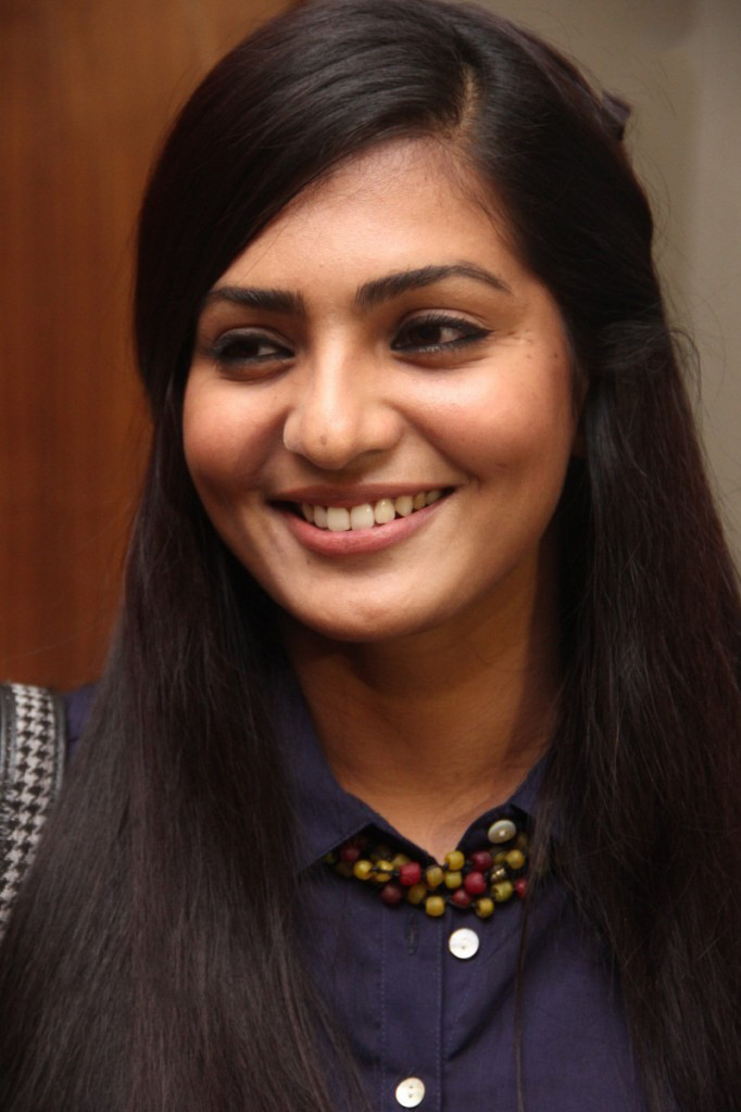 World Running Tips for Human Behaviour: mariyaan tamil movie actress ...