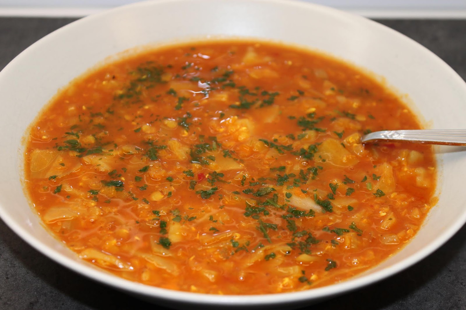 Toves kök - nästan bara vegetariskt: Linssoppa med vitkål och apelsin