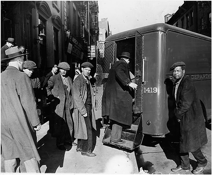 Museo LoPiù: Amazing photographers: Arthur Fellig 'Weegee' (1.01)