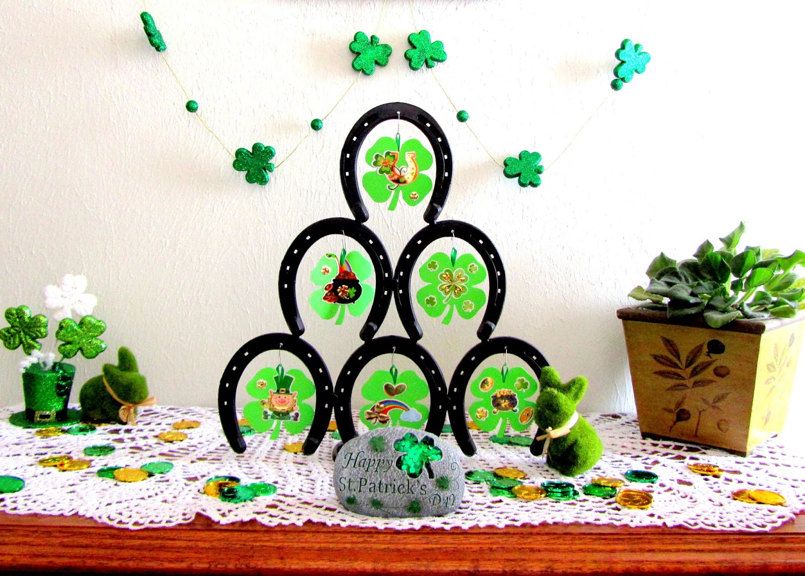 Keeping Focused: March Entryway Desk Decorations