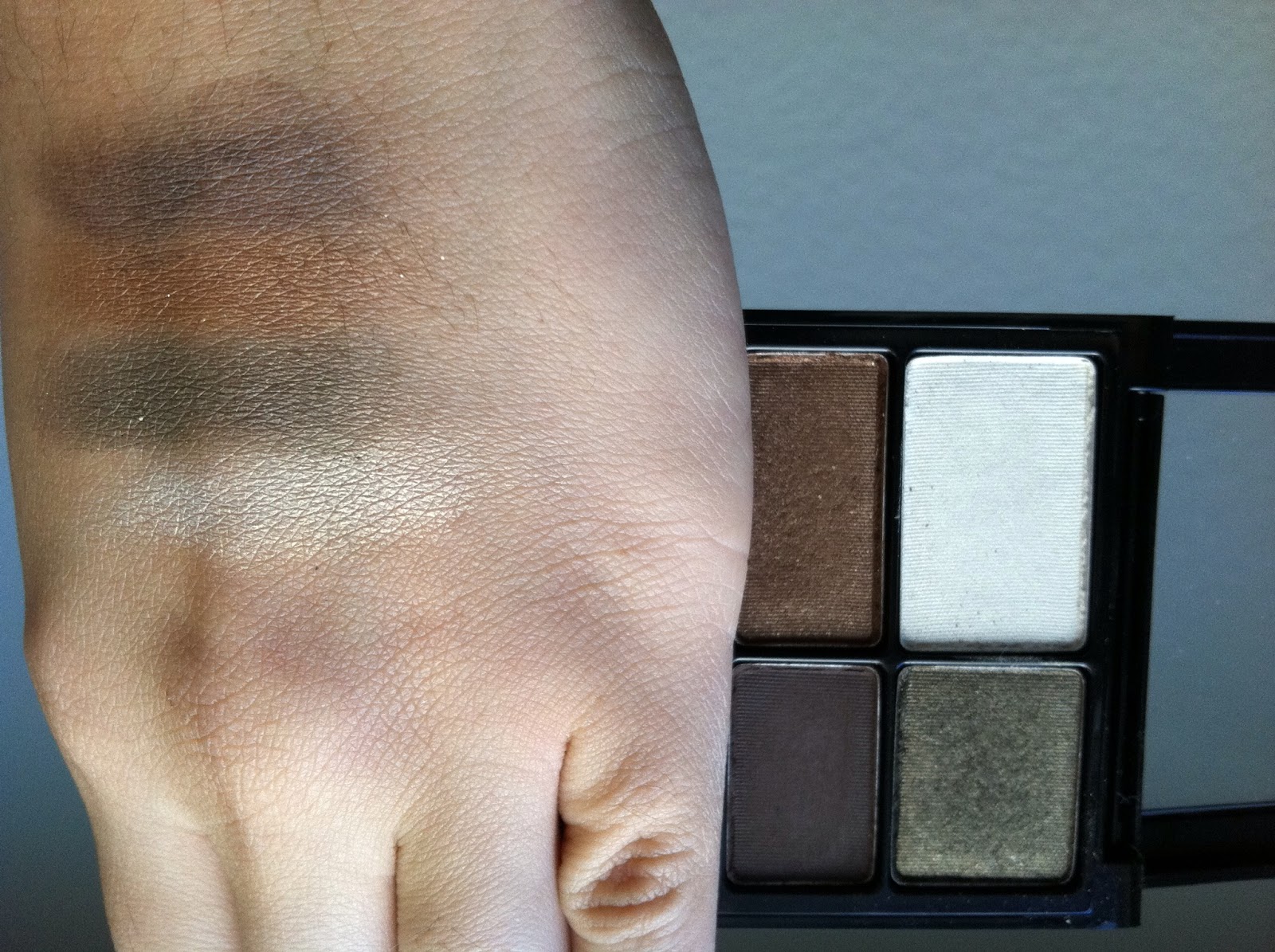 Beautysnitch22: Revlon Colorstay Eyeshadow Quads :)