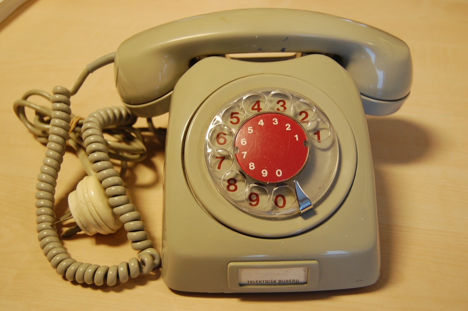 Bruktikken på havna.: PUSLESPILL OG GAMMEL TELEFON.