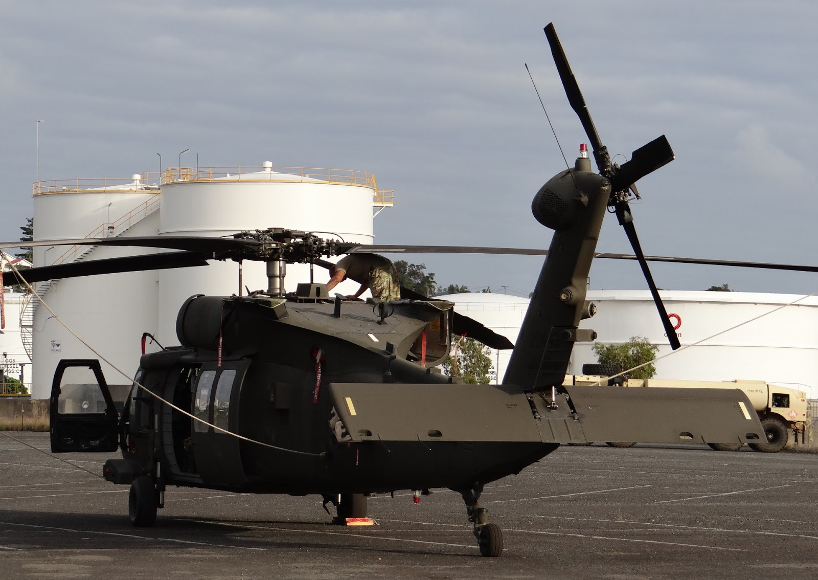 Air Queensland.blogspot: US Army Boeing AH-64 Apache and Sikorsky UH-60 ...