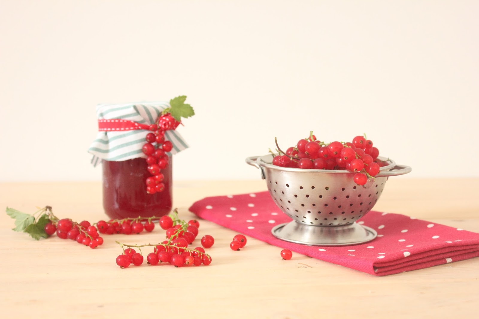Gelée de groseilles maison pour petits déjeuners acidulés