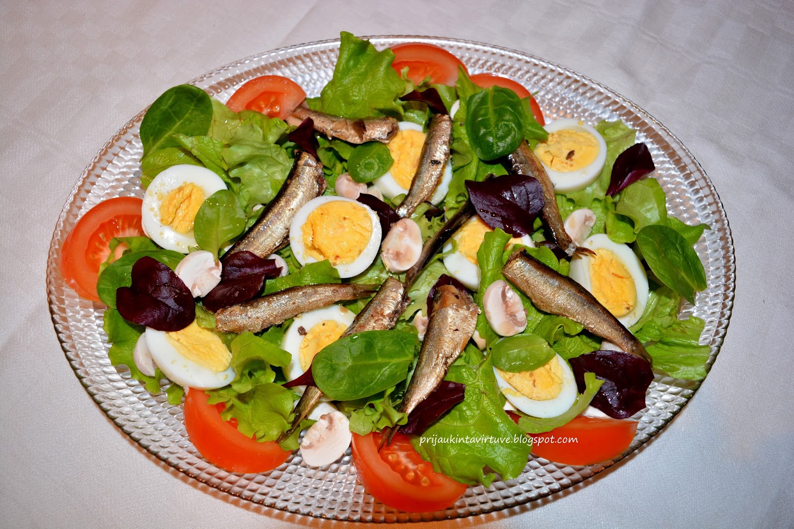 prijaukinta virtuvė: Salotos su šprotais ir kiaušiniais